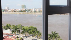 Suite Deluxe, vista para o rio | Roupa de alta qualidade, cofre no quarto, secretária