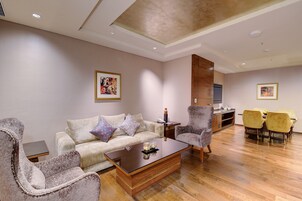 Quarto superluxo (Niranta Suite ) | Roupas de cama premium, cofres nos quartos, escrivaninha
