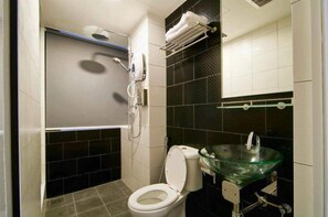Suite Familiar | Casa de banho | Um polibã, um bidé, toalhas fornecidas 