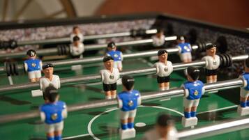 Jogo de tabuleiro com miniaturas e um gol.