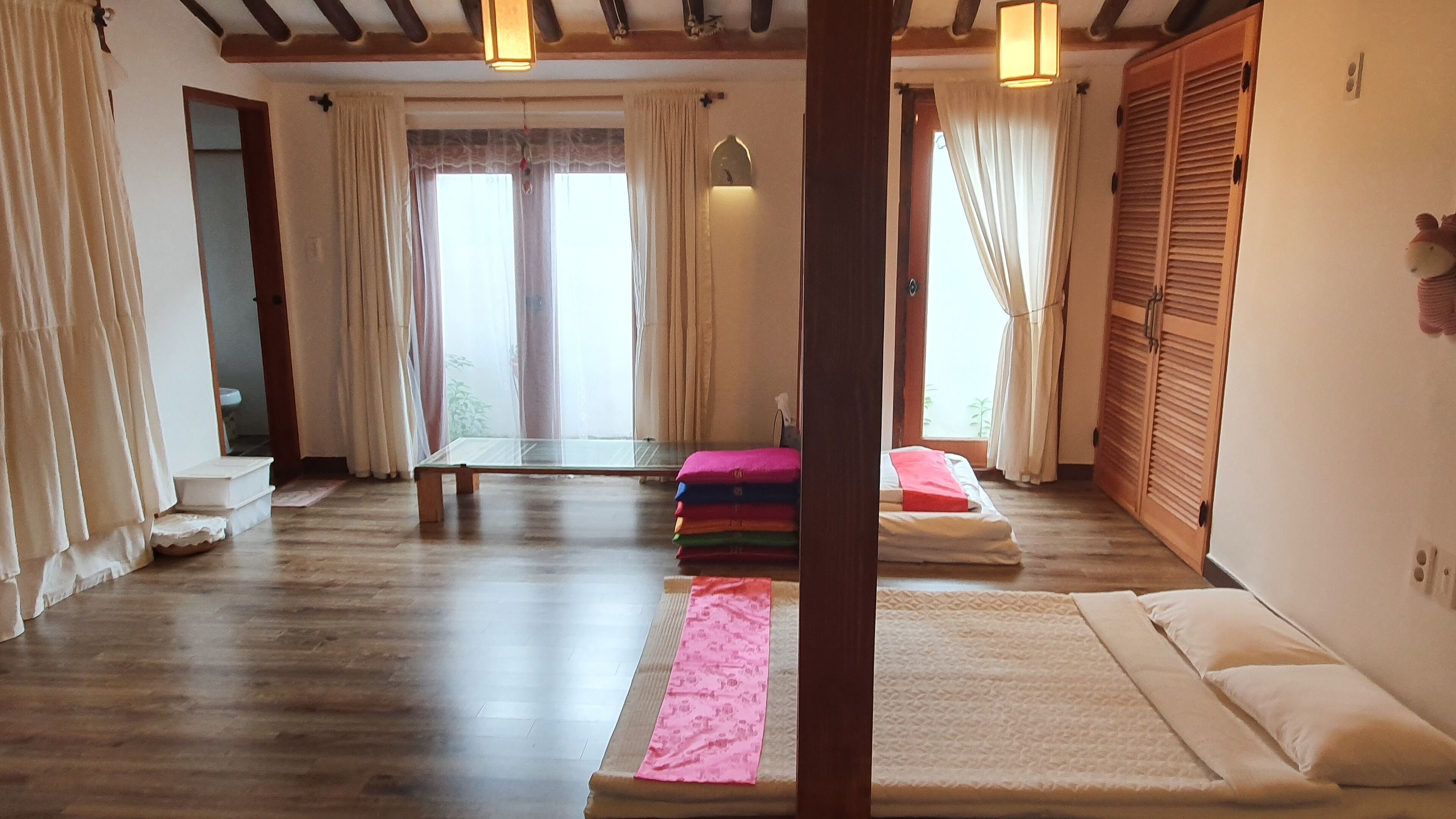 Hanbam | Quartos à prova de som, Wi-Fi de cortesia, roupa de cama