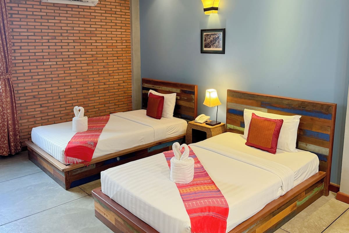 Quarto duplo luxo | Frigobar, cofres nos quartos, escrivaninha, Wi-Fi de cortesia