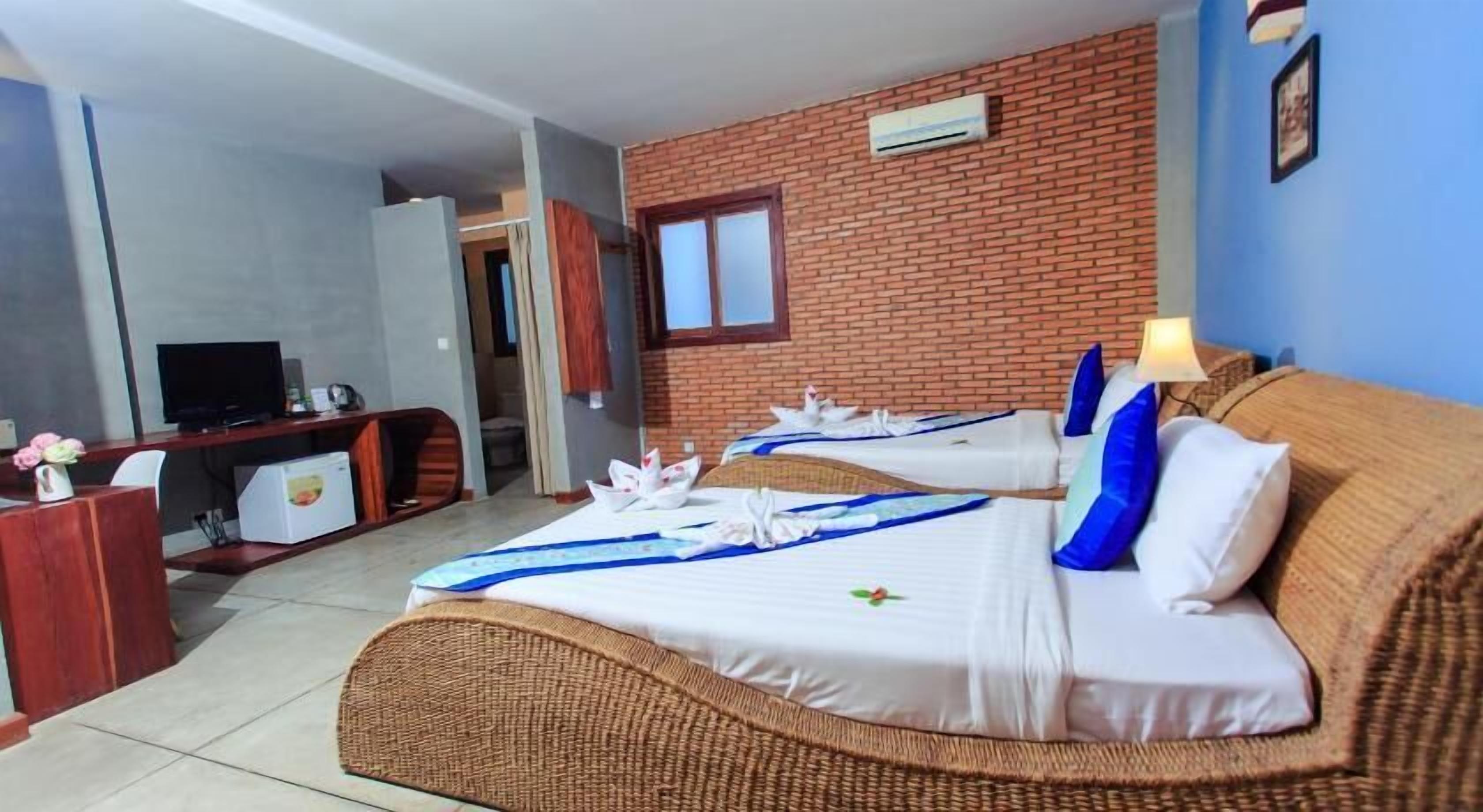 Frigobar, cofres nos quartos, escrivaninha, Wi-Fi de cortesia