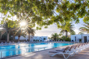Piscina interna, piscina externa, guarda-sóis, espreguiçadeiras