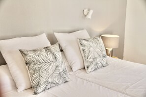 Cofres nos quartos, Wi-Fi de cortesia, roupa de cama