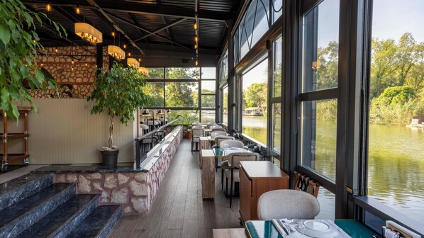 Pequenos-almoços, almoços, jantares servidos, cozinha internacional