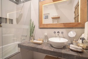 Art Balcony Superior | Banheiro | Chuveiro, produtos de toalete biodegradáveis, secador de cabelo 