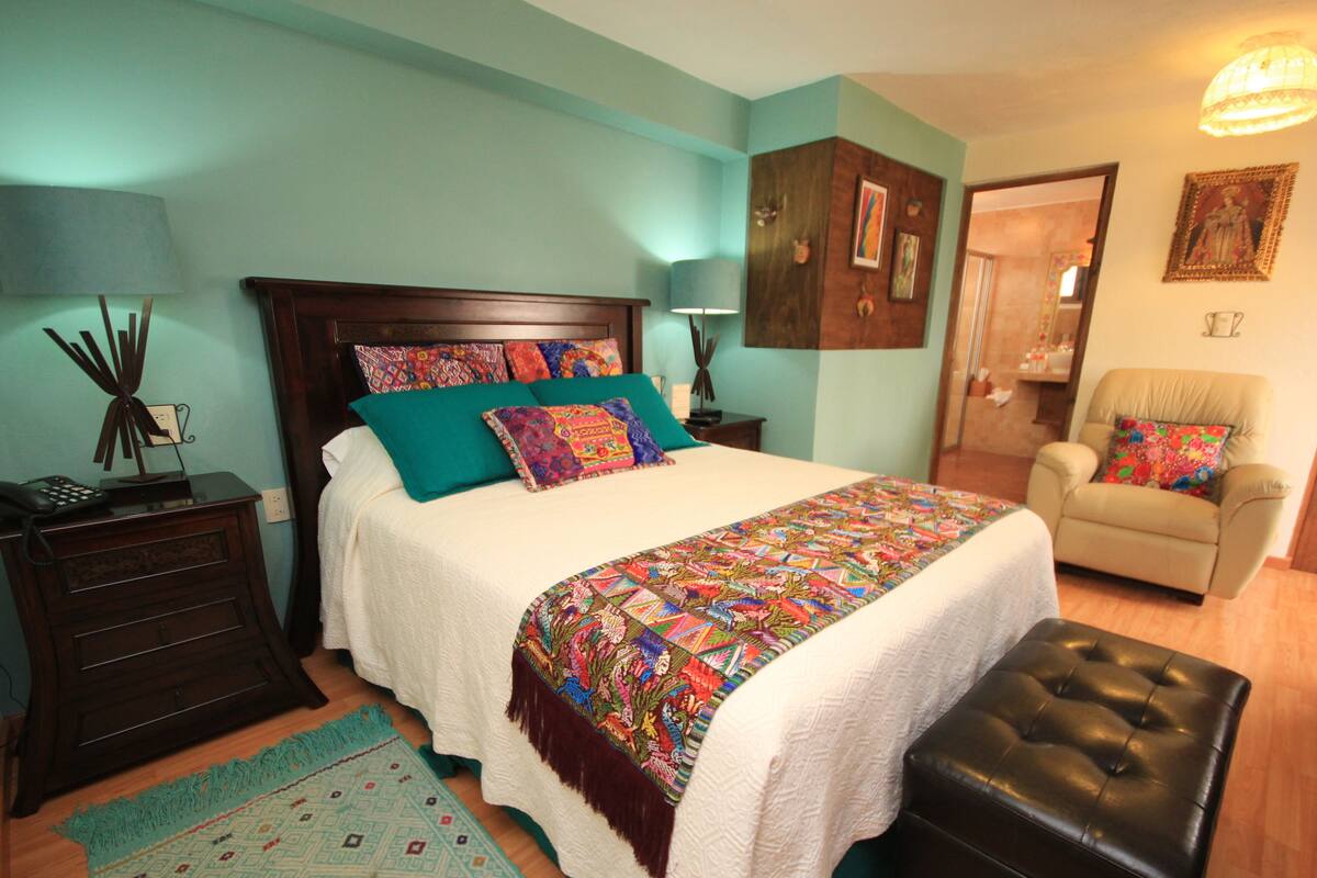 Queen Room | Cofre no quarto, secretária, ferro/tábua de engomar 