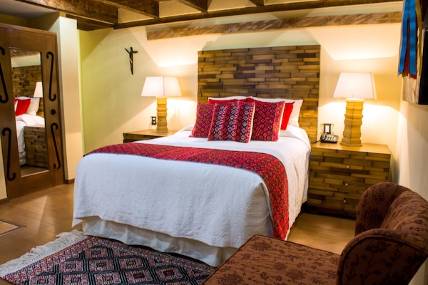 Queen Room | Cofre no quarto, com decoração personalizada