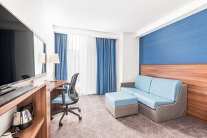 Quarto, 1 cama queen-size e sofá-cama, não fumadores | Cofre com capacidade para portátil, secretária 