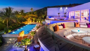 Uma área moderna da piscina ao ar livre, com espreguiçadeiras e um bar.
