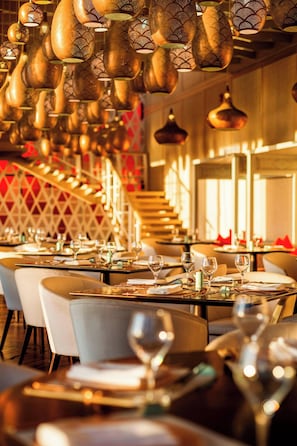 3 restaurantes: servem pequenos-almoços, almoços e jantares