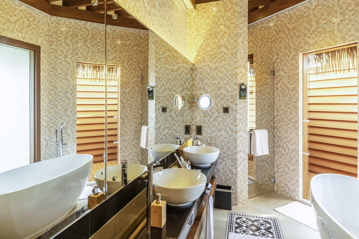 Roupa de alta qualidade, minibar, cofre no quarto, secretária