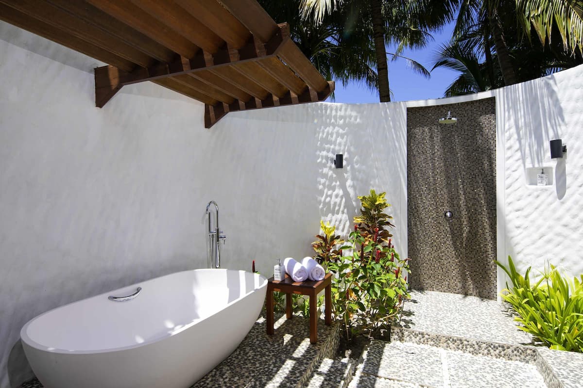 Roupa de alta qualidade, minibar, cofre no quarto, secretária