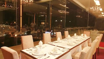 Servem pequenos-almoços, almoços, jantares e brunches (fins de semana)