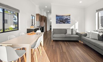 Deluxe 2 Bedroom Cabin - Sleeps 6 | Ferros/tábuas de passar roupa, Wi-Fi de cortesia, roupa de cama