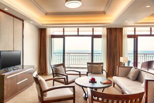 Superior Family Suite | Sala de estar | TV de ecrã plano 