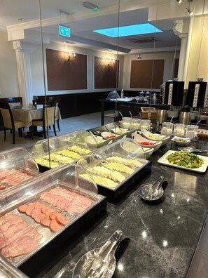 Café da manhã com buffet grátis todos os dias