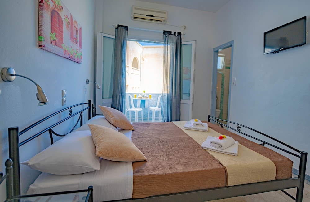 Join Us Low Cost Rooms - Santorini