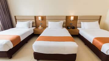 Quarto Triplo Deluxe | Roupa de alta qualidade, minibar, cofre no quarto, secretária