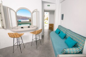 Suíte superior, 1 quarto, banheira de imersão, vista para o mar (White dome) | Área de estar | TV de tela plana 32 polegadas com canais via satélite, TV