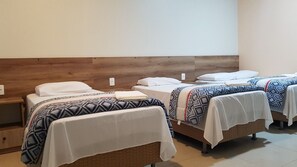 Quarto Quádruplo Standard | Minibar, quartos insonorizados, Wi-fi grátis, roupa de cama fornecida 