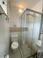 Quarto Twin Standard, 2 camas individuais | Minibar, cofre no quarto, cortinas/cortinados opacos 