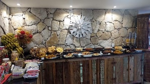 Uma área de buffet com parede de pedra e um detalhe decorativo em metal.