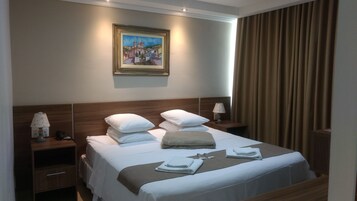 Frigobar, cortinas blackout, ferros/tábuas de passar roupa