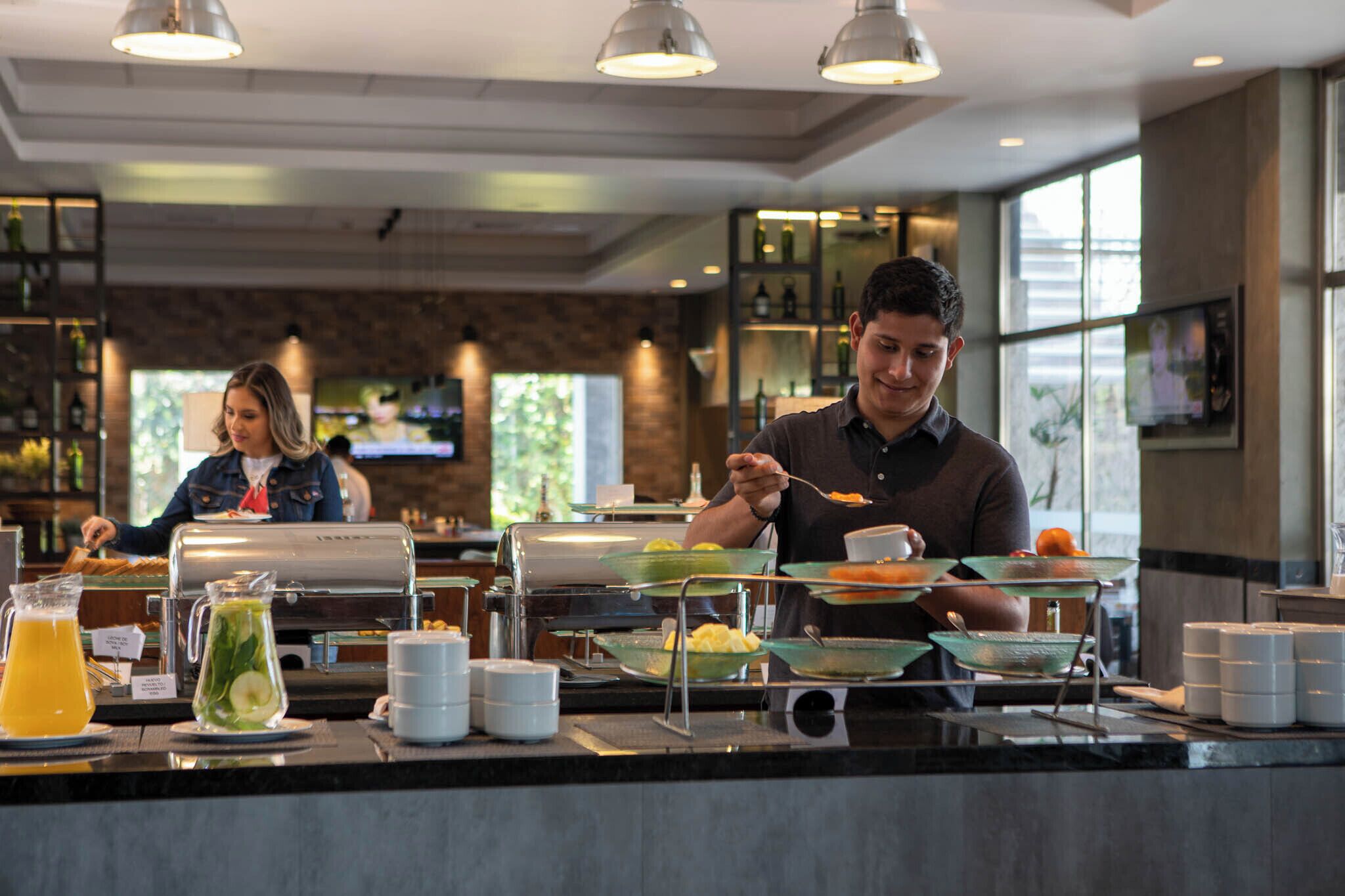 Pequeno-almoço tipo buffet diário mediante uma taxa 