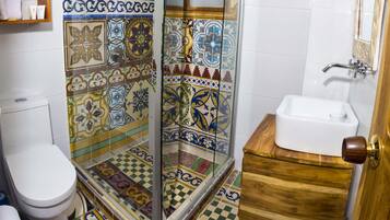 Habitacion doble con vistas | Casa de banho | Um polibã, artigos de higiene pessoal grátis, um secador de cabelo