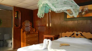 Quarto Duplo, pátio, vista para o rio | Camas de colchão viscoelástico, cofre no quarto, secretária