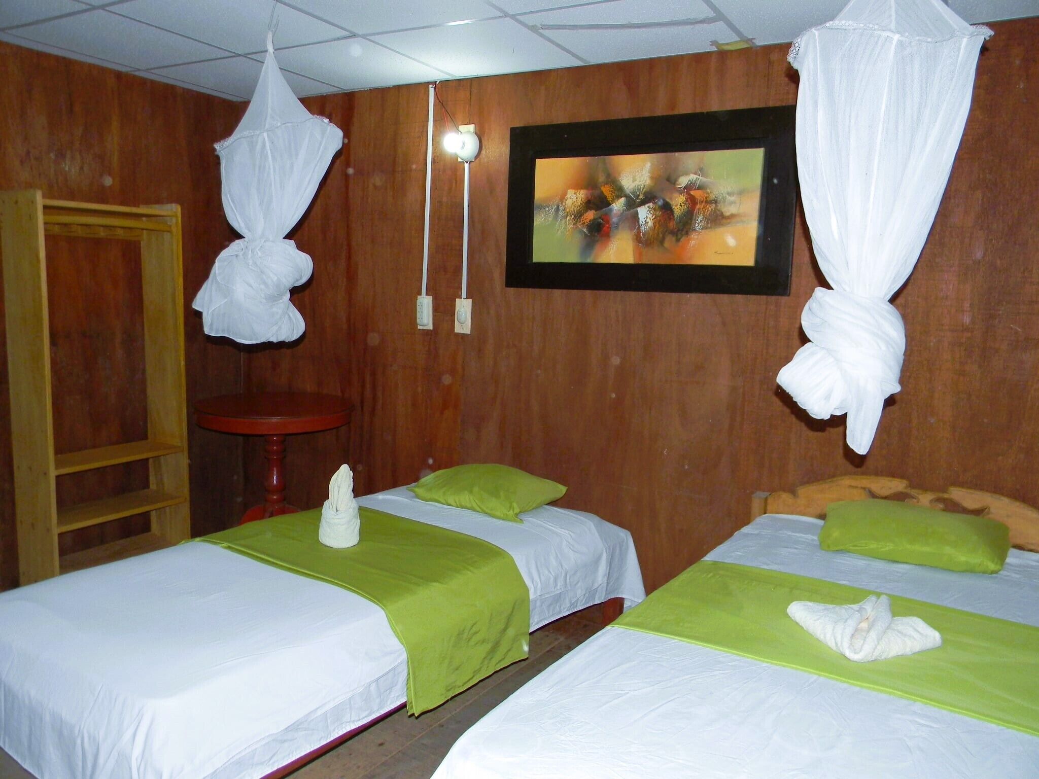 Camas de colchão viscoelástico, cofre no quarto, secretária 