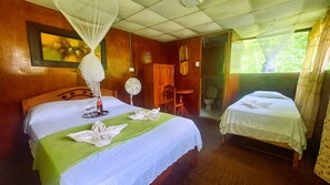 Quarto Duplo, pátio, vista para o rio | Camas de colchão viscoelástico, cofre no quarto, secretária 