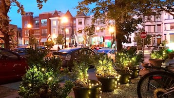 Fachada da propriedade à noite