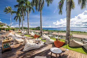Piscina externa, funciona das 9h às 17h, barracas, guarda-sóis