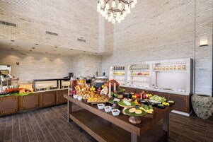 Café da manhã com buffet todos os dias (USD 30 por pessoa) 