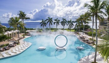 Piscina externa, funciona das 9h às 17h, barracas, guarda-sóis