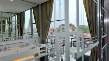 Suite Premium, banheira de hidromassagem, vista para o rio | Lavatório na casa de banho