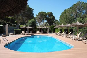 Piscina exterior, guarda-sóis, espreguiçadeiras 