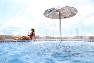 Piscina interior, piscina exterior sazonal 