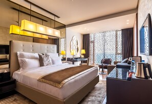 Quarto Premium (Charming) | Minibar, cofre com capacidade para portátil, secretária 