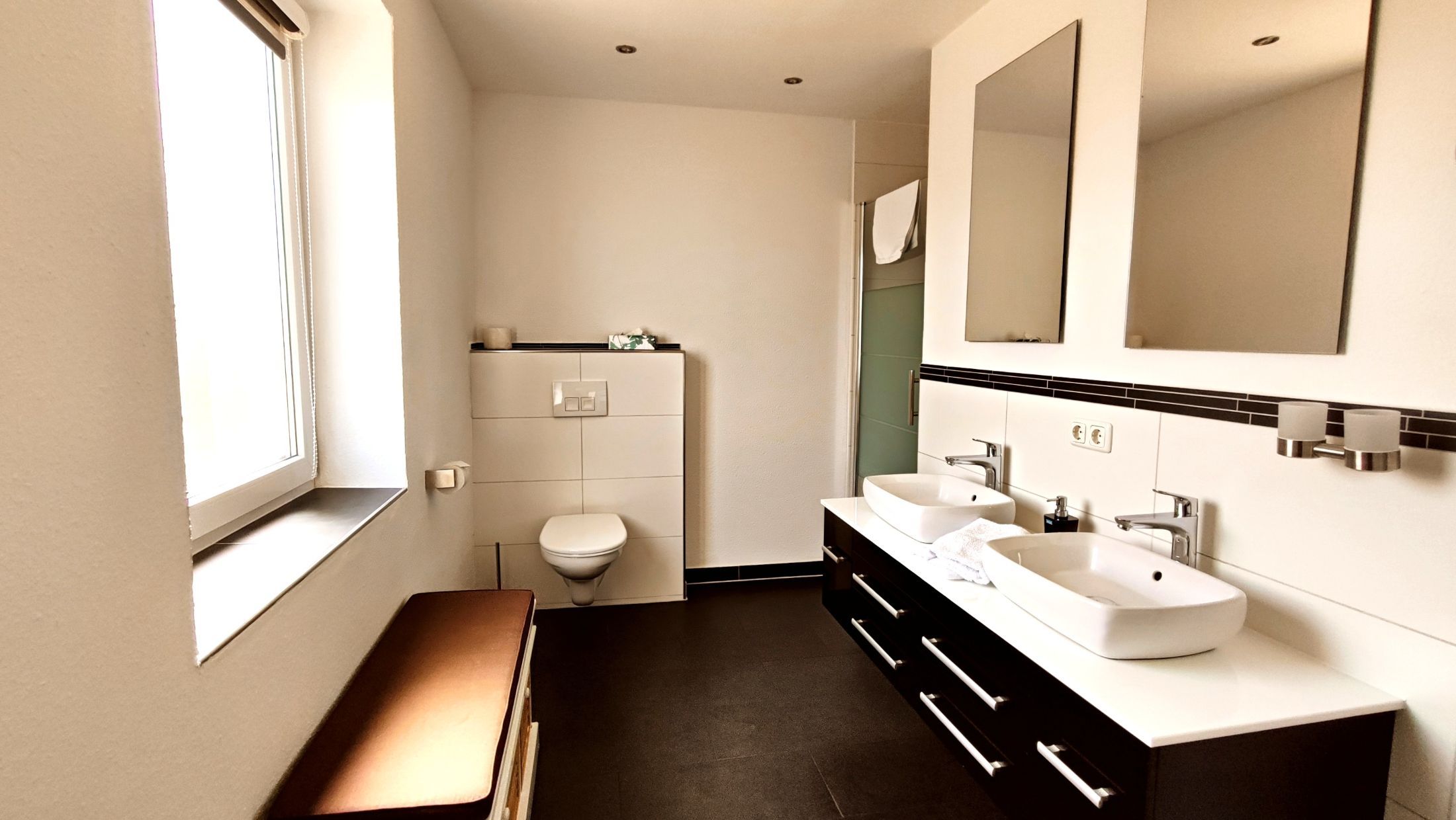 Quarto casal, banheiro privativo | Banheiro | Chuveiro, secador de cabelo, sabonete, shampoo