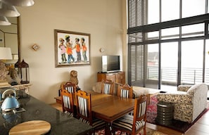 Loft standard, 2 quartos (Vista Serena ) | Área de estar | TV
