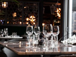 Pequenos-almoços e jantares servidos, incluindo cozinha internacional 