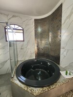 Suite, banheira de hidromassagem | Casa de banho | Artigos de higiene pessoal grátis, um secador de cabelo 