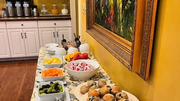Café da manhã feito na hora grátis todos os dias