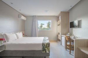 Quarto Duplo | Minibar, cofre no quarto, secretária, cortinas/cortinados opacos