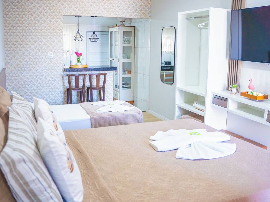 Quarto luxo | Roupas de cama antialérgicas, cortinas blackout, Wi-Fi de cortesia