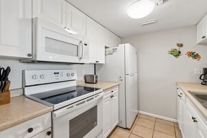Casa, 2 quartos | Cozinha privada | Geladeira grande, micro-ondas, fogão, cooktop